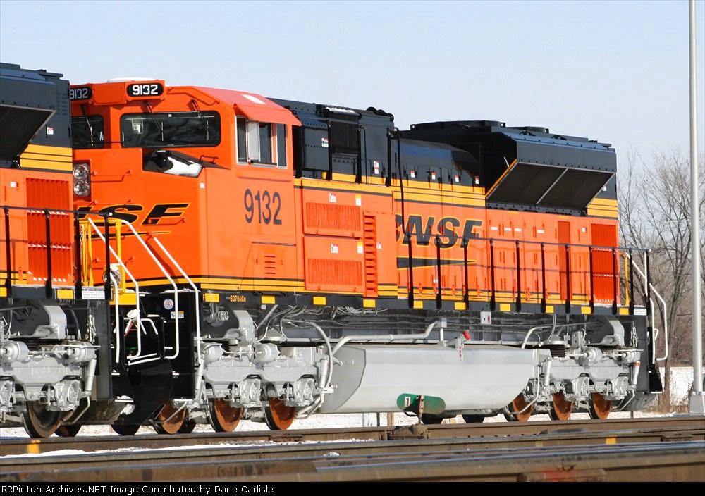 BNSF 9132 in line
